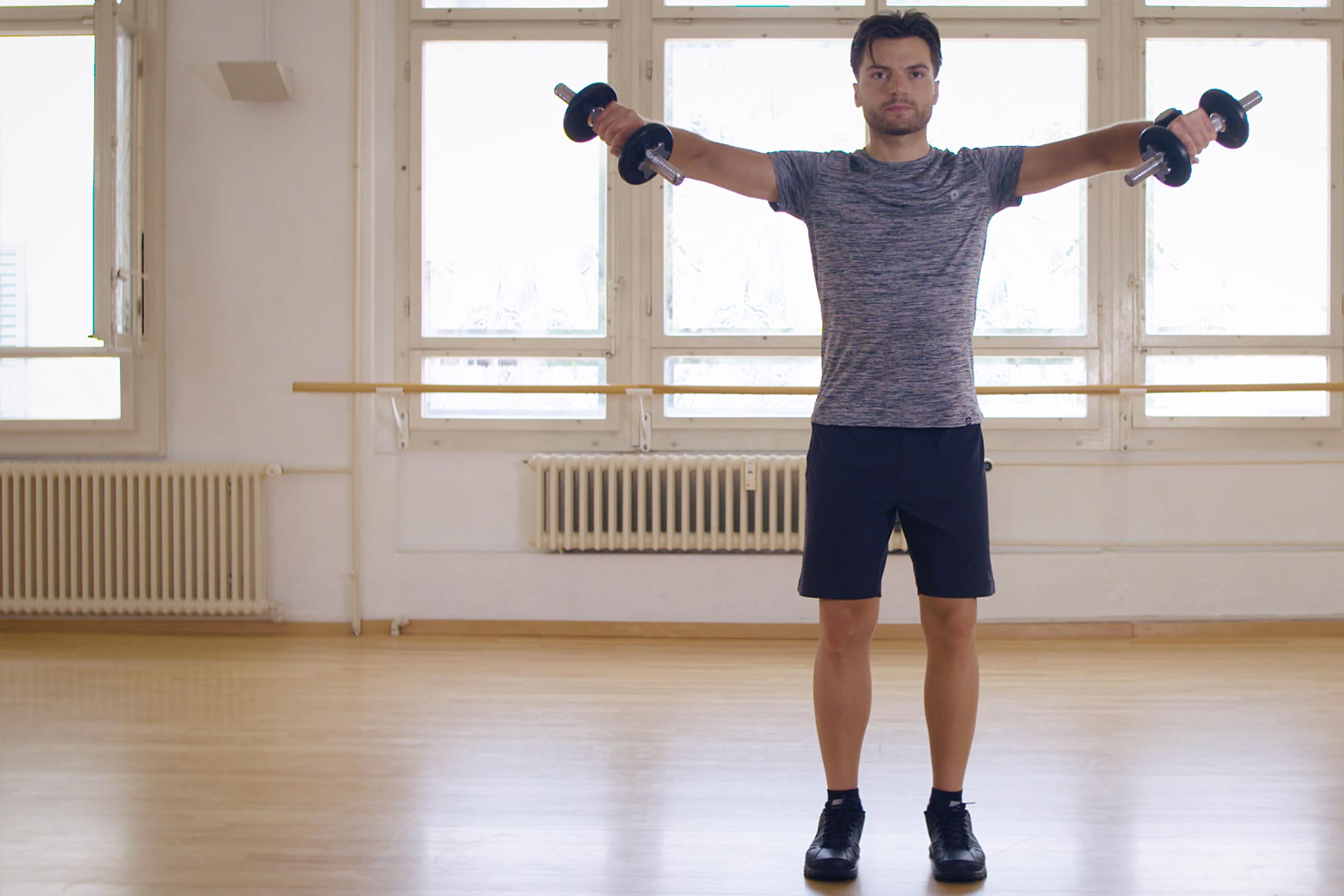 Fit mit Goran: Seitenheben | Migros iMpuls