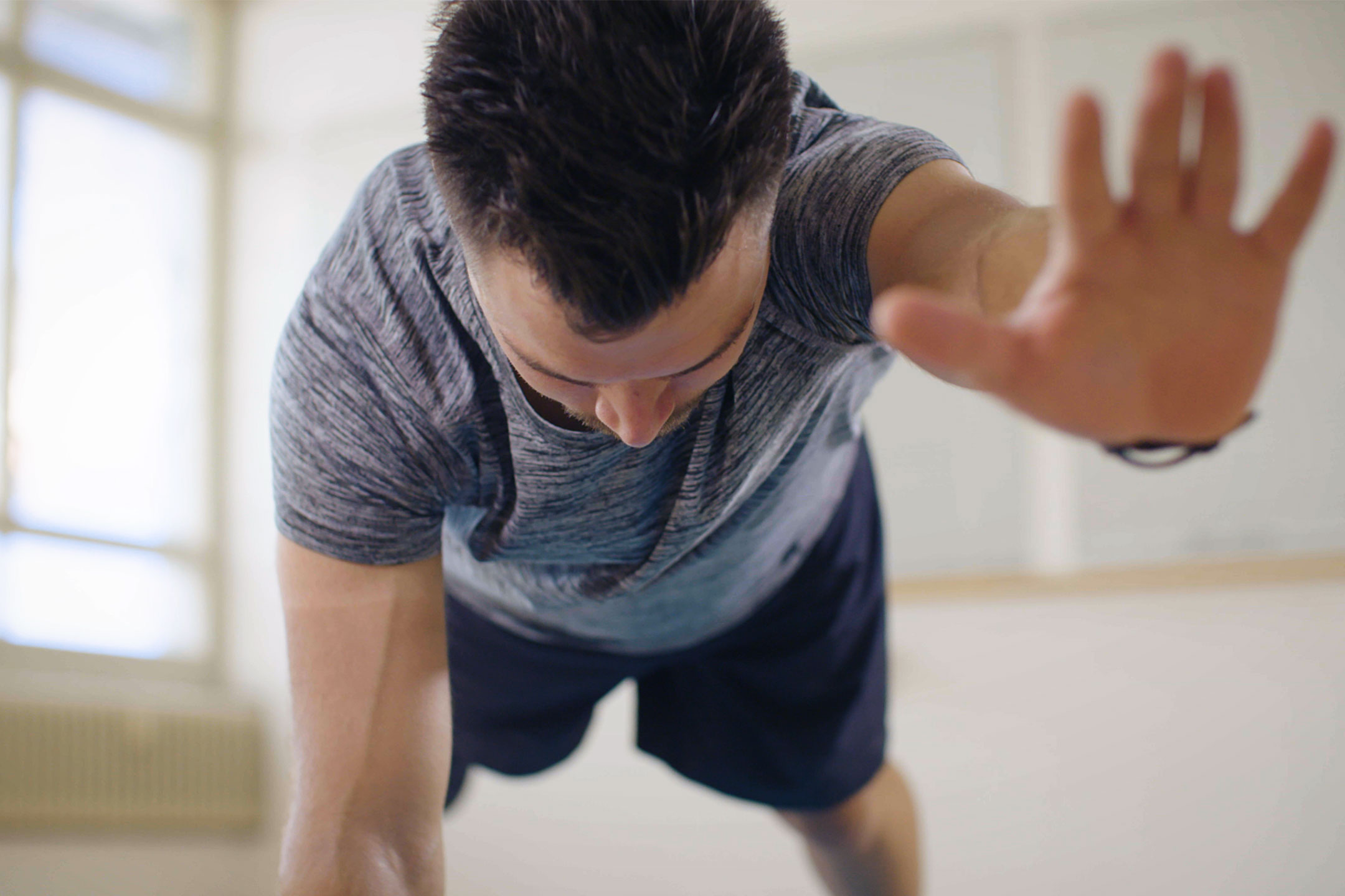 Fit mit Goran: Plank diagonal | Migros iMpuls